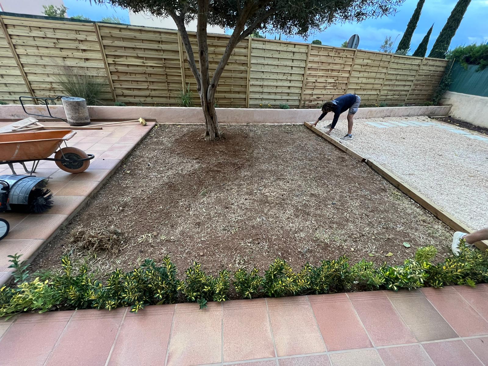Cómo Instalar Césped Artificial sobre Tierra - Paso a Paso | GardenStore